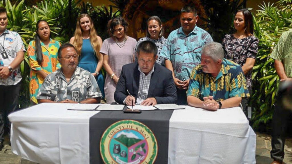 Mayor Kawakami signs $398 million Kauaʻi county budget for fiscal year ...