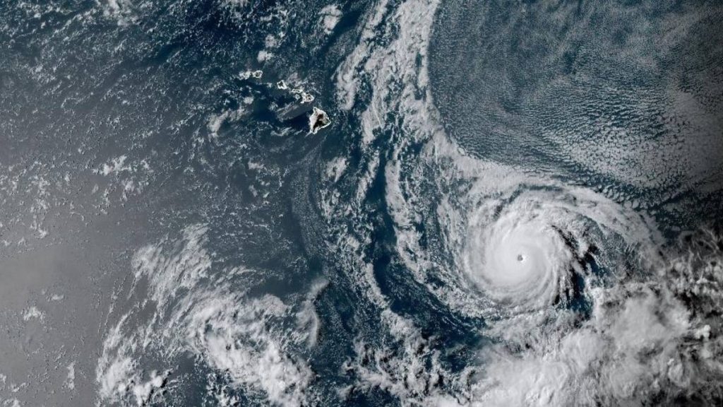 Dora continues westward trek south of the Hawaiian Islands, maintains ...