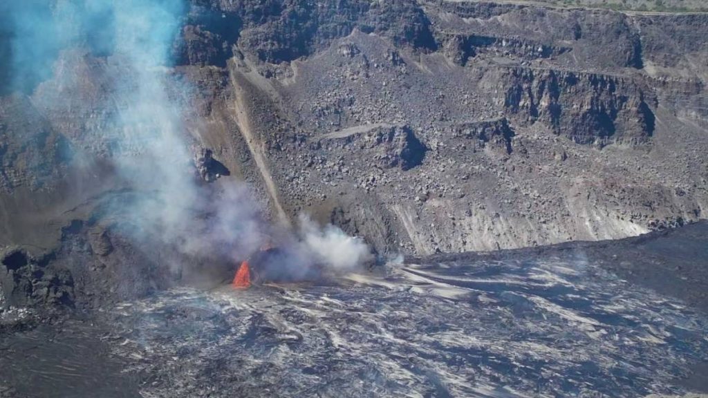 Eruption continues with low fountaining, spattering at Kīlauea summit ...