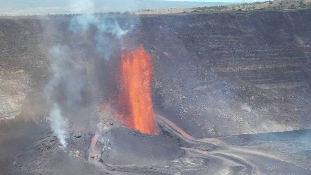 New eruptive activity at Kīlauea starts big with lava fountaining up to ...